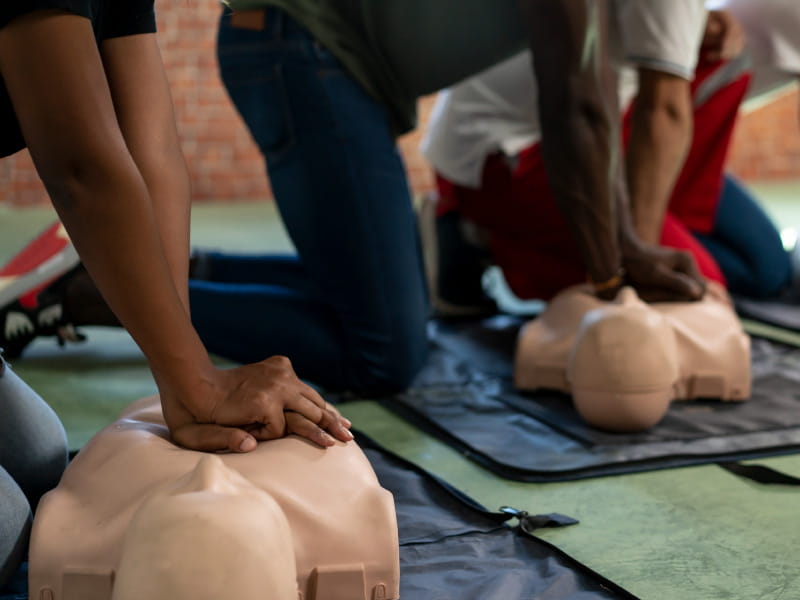 Los temores y las barreras lingüísticas impiden que algunos latinos administren RCP | American ...